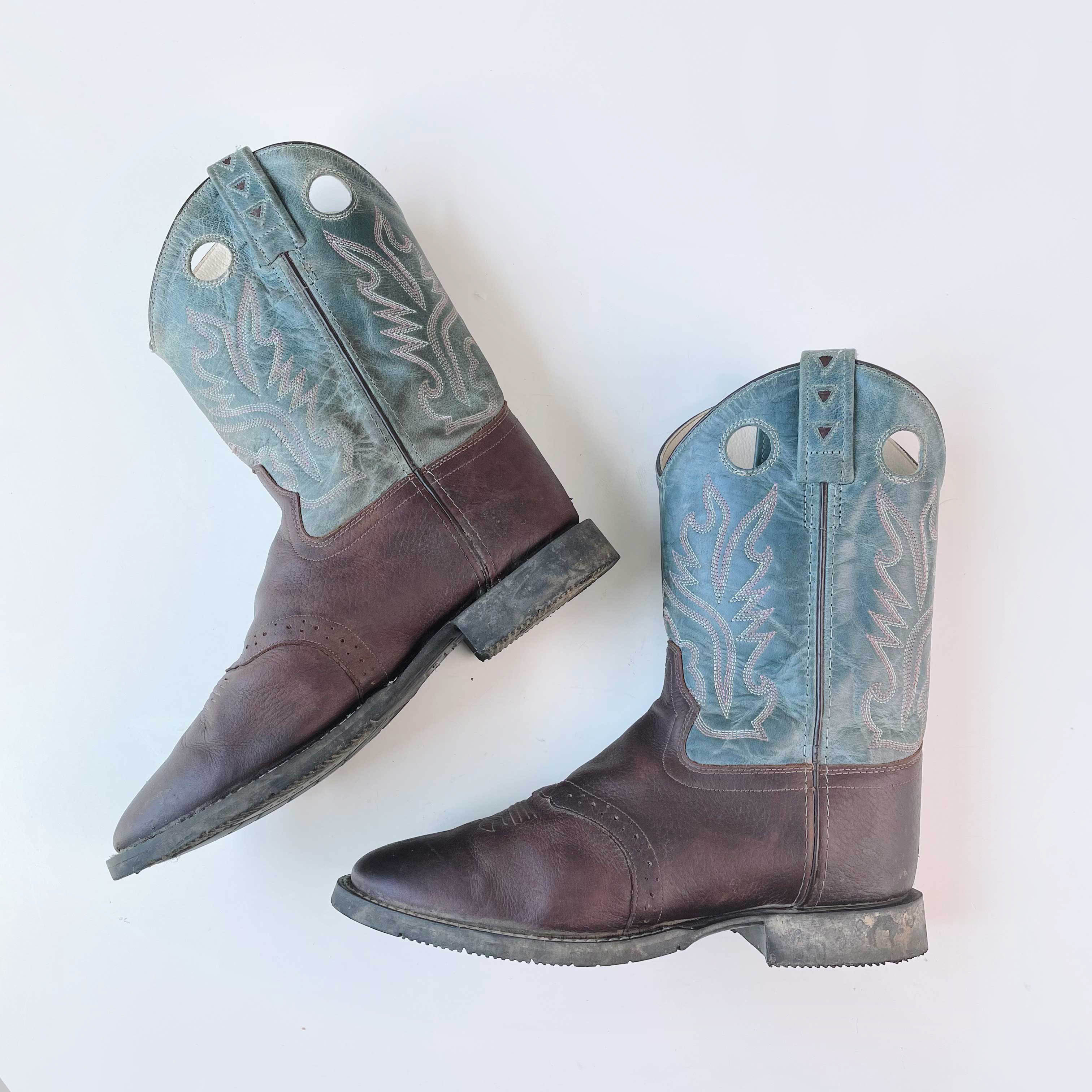 vintage old west two tone cowboy boot – good market thrift store